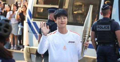 “뜻깊은 순간”…bts 진 아미 환호 속 파리올림픽 성화 봉송