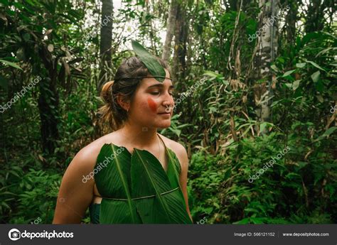 Mujer Caucásica Desnuda Vestida Como Tribus Indígenas Con Hojas Verdes Foto de stock