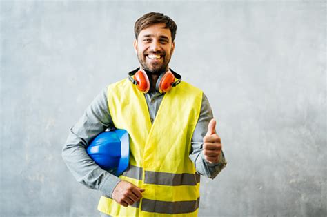 방호복을 입은 건설 엔지니어가 반사 조끼와 안전모를 착용하고 엄지 손가락을 치켜 올리는 스튜디오 샷 25 29세에 대한 스톡 사진 및 기타 이미지 Istock