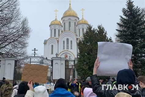 Акція протесту біля храму УПЦ МП у Тернополі ченці заховалися фото