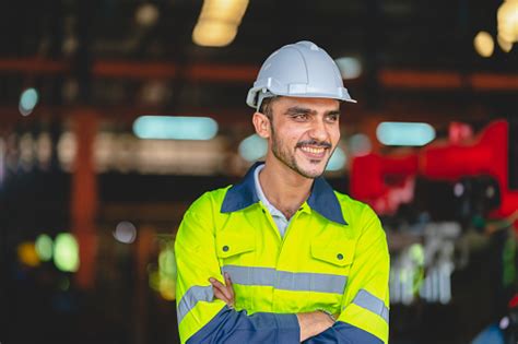 산업 공장에서 자동 로봇 기계를 점검 및 수리하는 로봇 컨트롤러를 들고 있는 전문 엔지니어 제조 생산을 위해 로봇 팔 시스템으로 작업하는 기술자 남성에 대한 스톡 사진 및