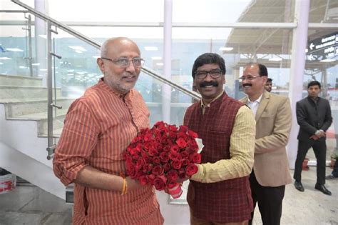 नवनियुक्त राज्यपाल सीपी राधाकृष्णन पहुंचे रांची सीएम हेमंत ने किया स्वागत