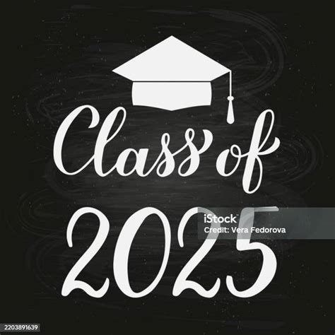 2025년 졸업반 칠판 배경에 손으로 쓴 글씨 졸업생 타이포그래피 포스터 축하합니다 인사말 카드 배너 레이블 초대장 등에 대한 벡터 템플릿입니다 2025년에 대한 스톡 벡터