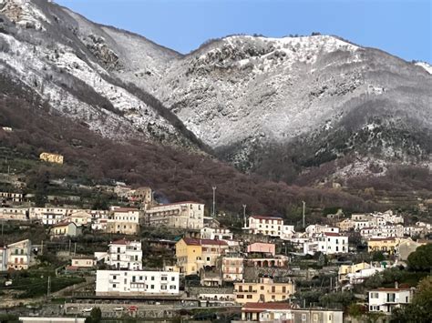 Costa D Amalfi Il Risveglio Con Vette Imbiancate Il Quotidiano Della