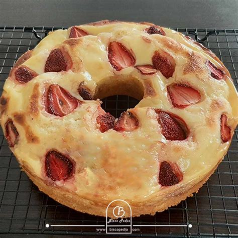 طرز تهیه کیک توت فرنگی کرم دار آسان بیسکوپدیا