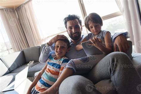 Feliz Jovem Pai Passar Tempo Com Crianças 10782995 Foto De Stock No
