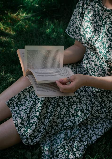 Фото с книгой | Летние фото, Книга теней, Эстетика