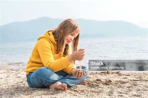 외롭고 아름다운 슬픈 소녀 십대는 모래 바다 해변에 생각에 잠겨 앉아 있다 꿈 불안 미래에 대한 걱정 학교 친구 부모 십대 괴롭힘 청소년 사춘기의 심리적 문제 8 9 살에