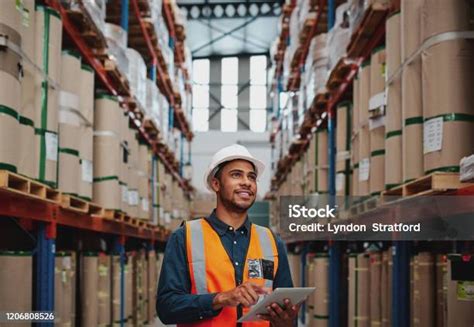 잘 생긴 창고 노동자는 선반에 서 골판지 상자에 재고를 확인하기 위해 디지털 태블릿을 사용 창고에 대한 스톡 사진 및 기타 이미지 창고 남자 사업가 아프리카 민족