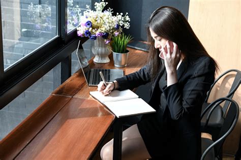 세로 젊은 아시아 사업가 휴대 전화와 사무실에 메모에 얘기 교육에 대한 스톡 사진 및 기타 이미지 교육 기업 비즈니스 노트북 Istock