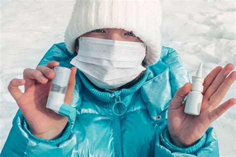 소녀 십대는 코와 흡입기를 위해 손을 떨어 뜨립니다 겨울 공원에서 산책 얼굴 마스크 독감 시즌과 감기 비염 알레르기 아이 아픈 아이들 Org에 대한 스톡 사진 및 기타