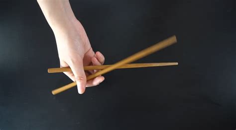 你拿筷子的方法正确吗给大家示范4种错误拿法很多人都不知道