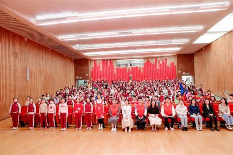 北京大学青年志愿服务宣讲团与北大附小同学们合影留念
