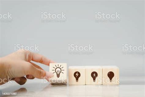 손 보유 스택 우드 큐브 블록 아이디어 및 행동 계획 개념 프로젝트 관리 회사 전략 개발 개념에 대한 스톡 사진 및 기타 이미지
