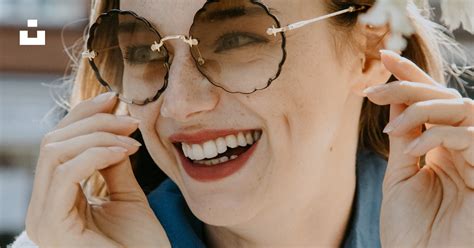 흰색 니트 스웨터를 입은 여자 골드 프레임 비행사 선글라스를 착용 사진 Unsplash의 무료 랜든 이미지