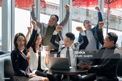 커피 라운지에서 동료와 함께 비즈니스 성공을 축하하기 위해 팔을 들고 있는 사업가 45 49세에 대한 스톡 사진 및 기타 이미지 45 49세 결정 기업 문화 Istock