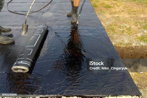 건설 현장에서 콘크리트 기초 2 작업자에 방수의 전문 설치 가리기에 대한 스톡 사진 및 기타 이미지 가리기 건물 외관 건설 산업 Istock