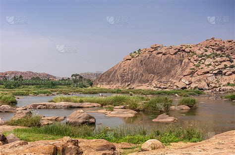 印度卡纳塔克邦阿纳根迪纳瓦布林达瓦纳岛宽阔的河流风景