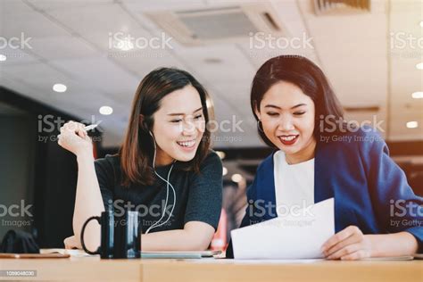 두 젊은 아시아 경제인 회의 사무실 비즈니스와 사람들 개념에서 일 하는 과정 개념에 대한 스톡 사진 및 기타 이미지 개념