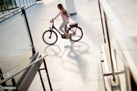 현대 도시 전기 전기 자전거 깨끗 한 지속 가능한 도시 교통을 가진 젊은 여자 거리에 대한 스톡 사진 및 기타 이미지 거리