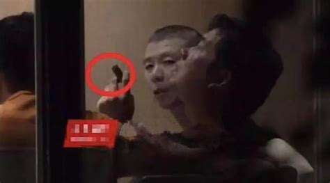 冯小刚深夜聚会陈道明，烟不离手满面愁容，冯导朋友圈大佬们 每日头条