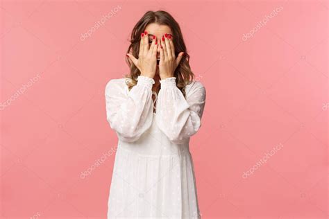 Retrato De Chica Linda Tonta Con El Pelo Corto Rubio Usar Vestido