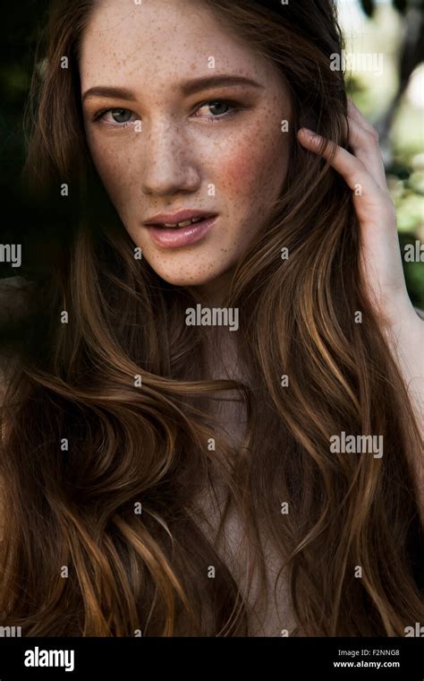 Kaukasische Frau Mit Langen Haaren Und Sommersprossen Stockfotografie