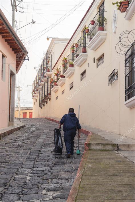 Hombre Haciendo Limpieza De Calle Empedrada De Ciudad Colonial Hombre
