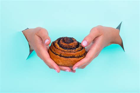 롤빵을 들고 있는 손 종이에 구멍을 뚫고 머핀 베이킹 광고 고체에 대한 스톡 사진 및 기타 이미지 고체 구멍 다중 색상