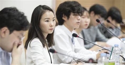 발언 듣는 참석자들