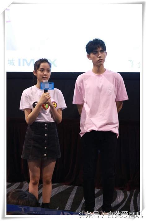 關曉彤和歐陽娜娜同穿短裙，誰是筷子腿誰是擎天柱一目了然 每日頭條