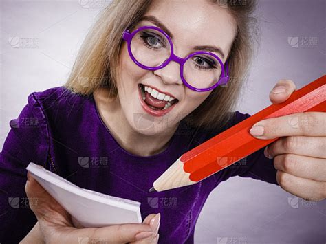 疯女人手里拿着一支大铅笔