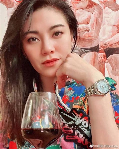 Tvb前花旦为圈中忘年交补过生日！两人多次合作，相差24岁似姐妹 廖碧儿 米雪 花旦 新浪新闻