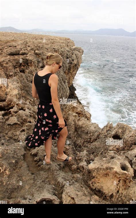 Frau Steht Am Felsigen Strand Fotos Und Bildmaterial In Hoher