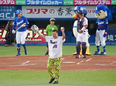 ＜ヤ・中＞始球式前に、ファンに手を振るとにかく明るい安村（撮影・木村 揚輔） ― スポニチ Sponichi Annex 野球