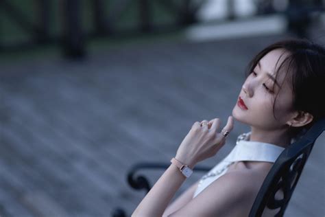 李一桐白色抹胸魅力性感写真李一桐迷人性感写真 三千图片网
