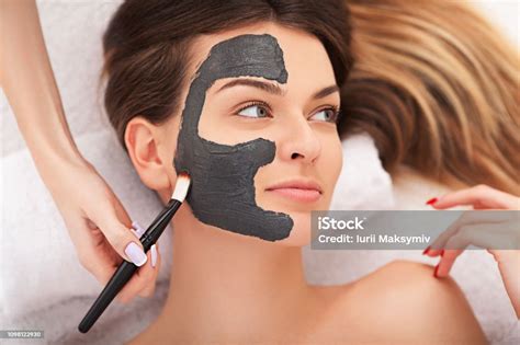 하드웨어 화장품입니다 크림 마스크는 미용실에서 아름 다운 젊은 여자의 근접 촬영 사진입니다 가꿔주기에 대한 스톡 사진 및 기타 이미지 Istock