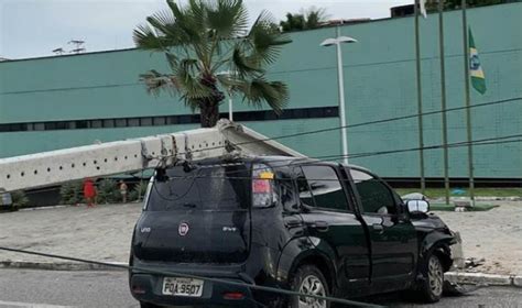 Poste de energia cai encima de veiculo após acidente em Fortaleza