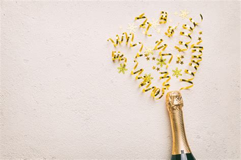 샴페인 병과 색상 배경에 텍스트를위한 공간 창조적 인 평면 평신도 구성 화려한 파티 스트리머와 샴페인 병 휴일 또는 크리스마스
