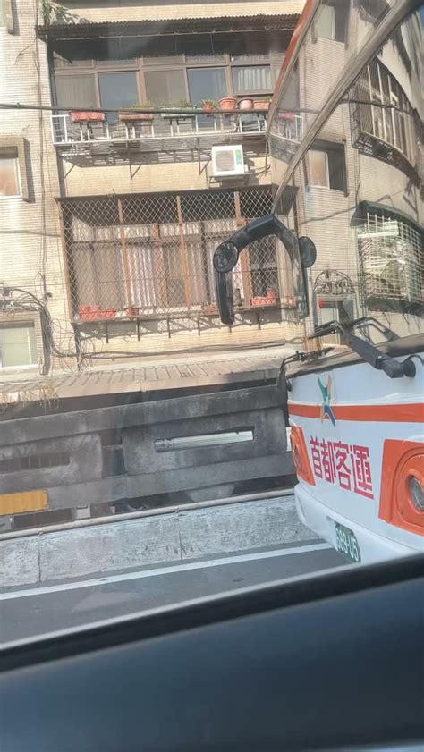 為這個公車司機鼓掌👏 我們在台北 有個撿資源回收的阿伯在路上 有些吃力的想控制好他的推車 所以動作比較慢 這個司機沒有按喇叭 也沒有刻意逼車