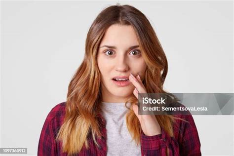 놀란된 젊은 여자의 얼굴만 놀랍게도 보이는 물결 모양의 머리를가지고 무서 워 뭔가 충격 매력적인 모습 흰색 배경 모델 얼굴 표정
