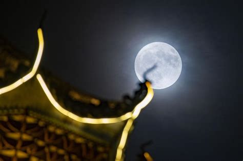 今年最大“超级月亮“ 周四晚亮相 持续3天高挂夜空 国际 即时国际