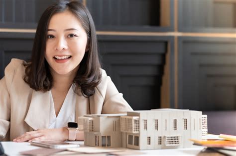 쇼룸에서 재료 샘플 보드작업하는 건축가 또는 인테리어 디자이너 부동산 가정 장식의 사업 창의적인 사람들이 일터에서 일합니다
