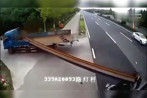 大货车突然转弯，惨烈车祸瞬间被拍下，男子当场上了西天