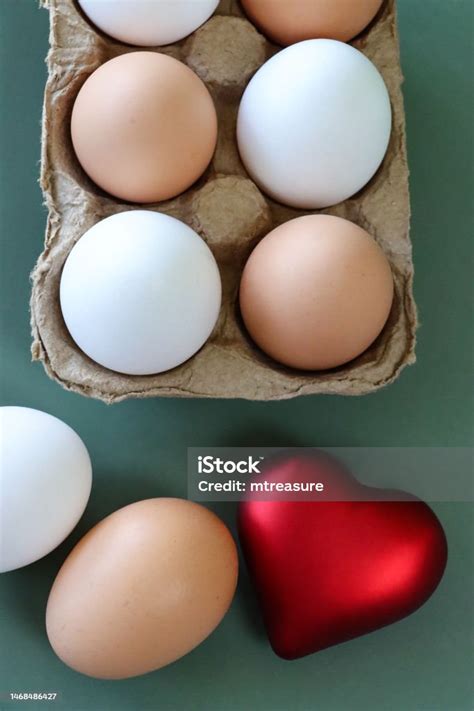 혼합 색깔의 계란의 갈색 판지 상자 외에 모델 레드 하트의 클로즈업 이미지 6개의 닭고기 달걀 배치 3개의 흰색 및 3개의 갈색
