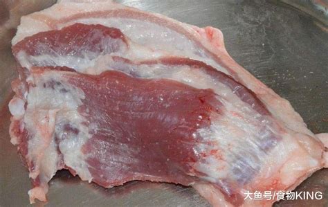 卖猪肉的说这块肉是猪身上最香最好吃的 整只猪就只有一斤 护心 卖猪肉 猪肉 新浪新闻