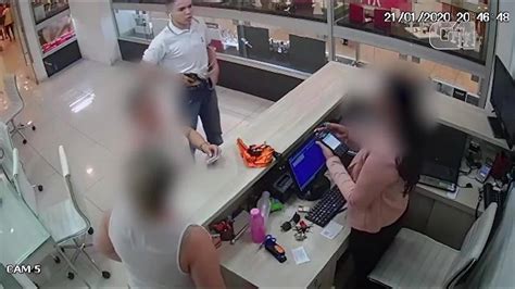 Homem Armado Rende Funcionária Clientes E Assalta Joalheria Em
