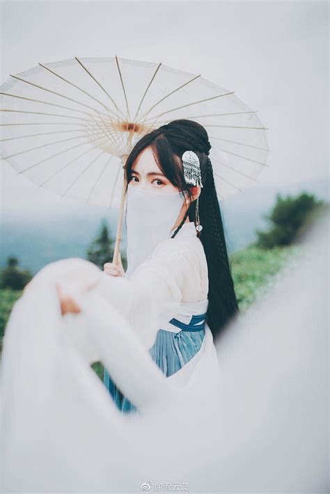 画色久欲尽，苍然犹出尘。 寒塘渡鹤影，冷月葬花魂。 摄影后期 化妆造型：流云蕊 模特：木瓜寒 汉服摄影 古风写真