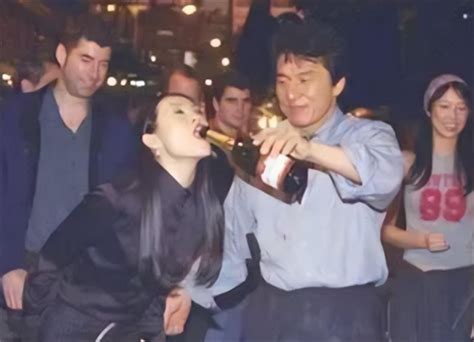 盘点“娱乐圈第一狗仔”卓伟爆出的大瓜 个个轰动 次次实锤探秘志