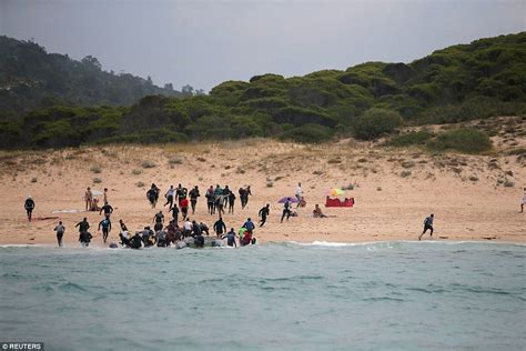Desant migrantów na hiszpańskiej plaży nudystów film i zdjęcia Magna Polonia